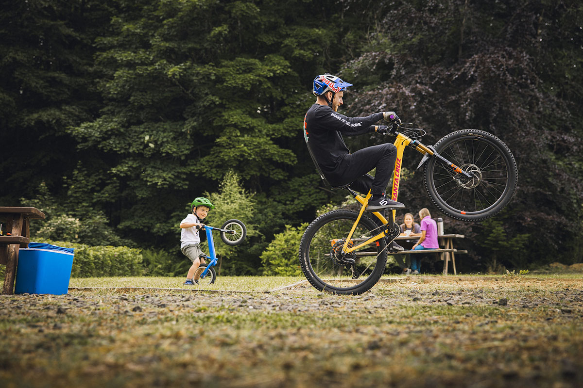 Video | Danny MacAskill: Do a wheelie - Velozine